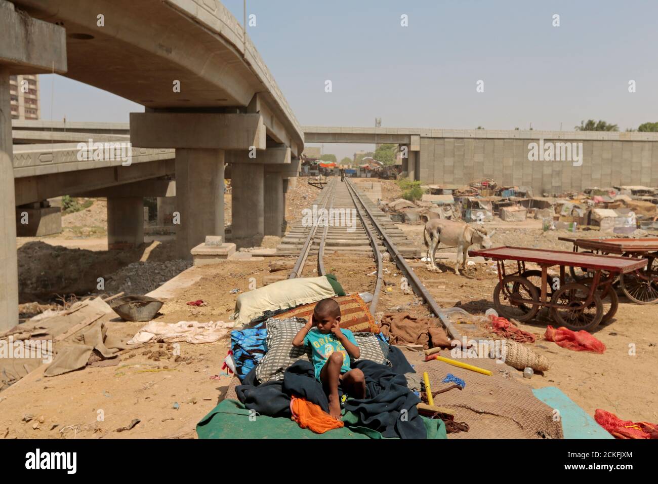Homeless child karachi hi-res stock photography and images - Alamy