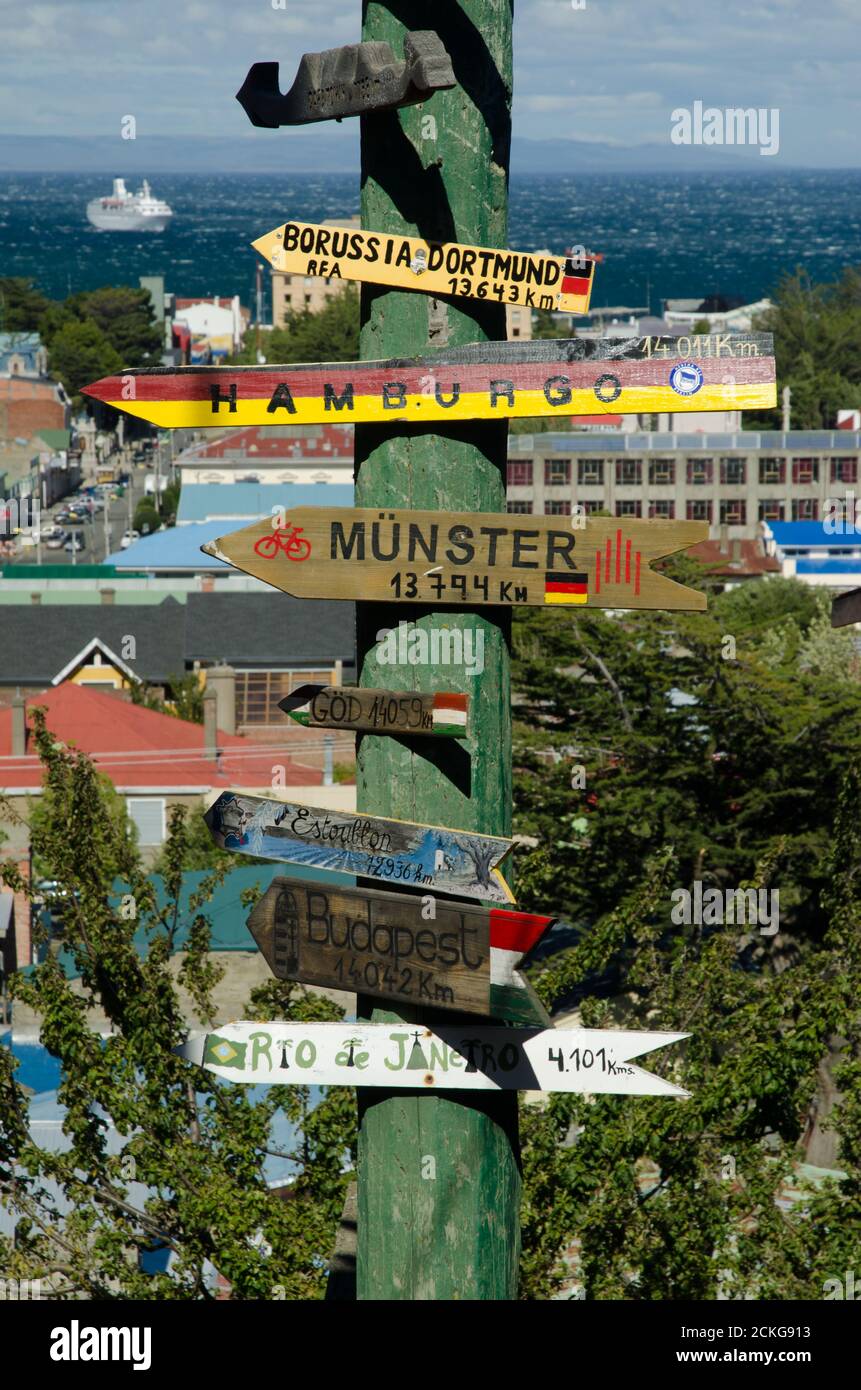 Signs different distances hi-res stock photography and images - Alamy