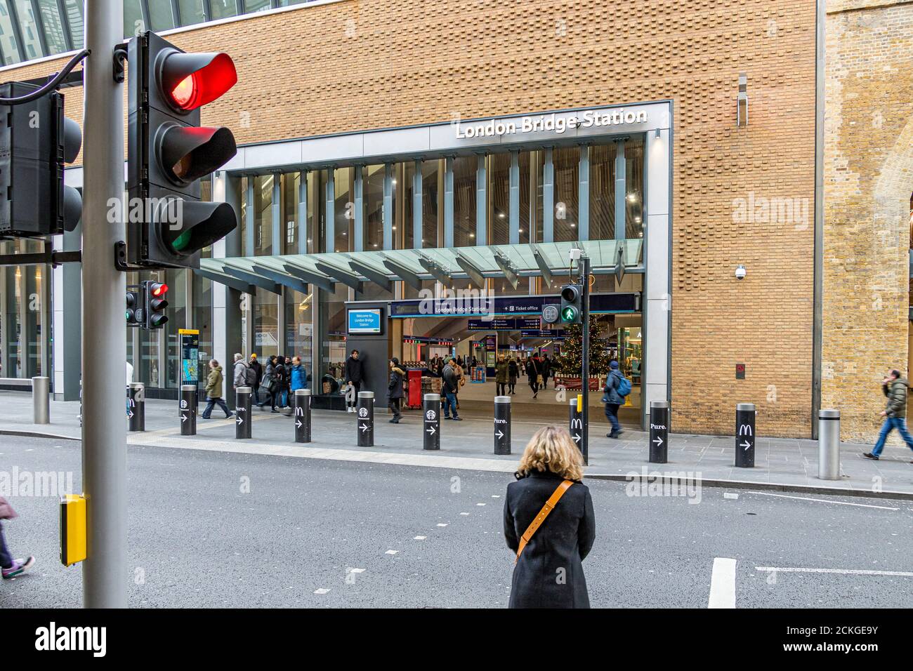 Controlled pedestrian crossing hi-res stock photography and images - Alamy