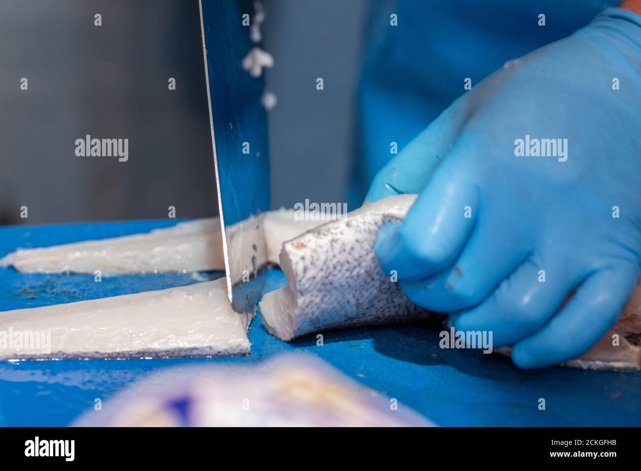 Hands slicing raw fish hi-res stock photography and images - Alamy