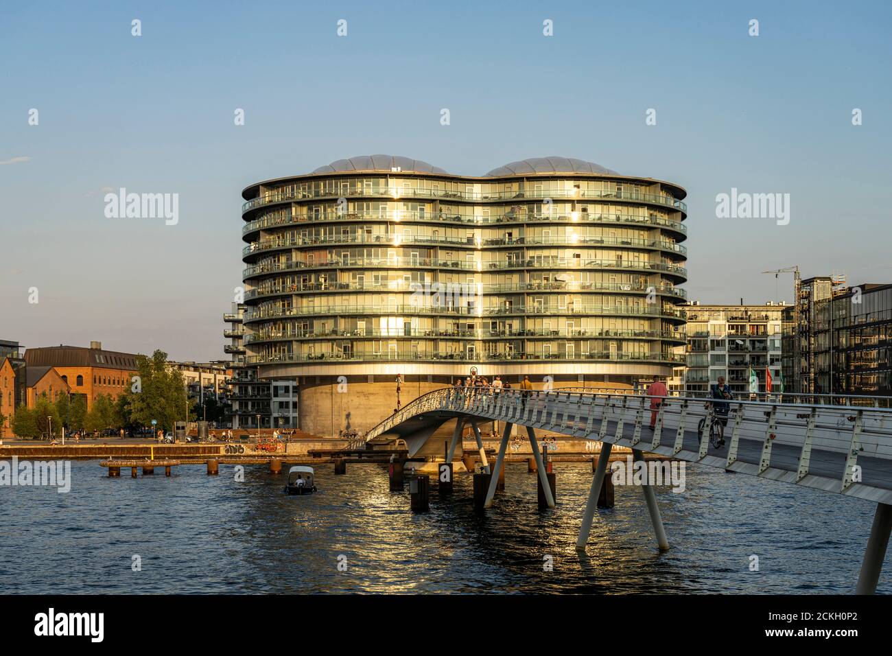 Fußgänger- und Radfahrerbrücke Bryggebroen und die Gemini Residence in ...