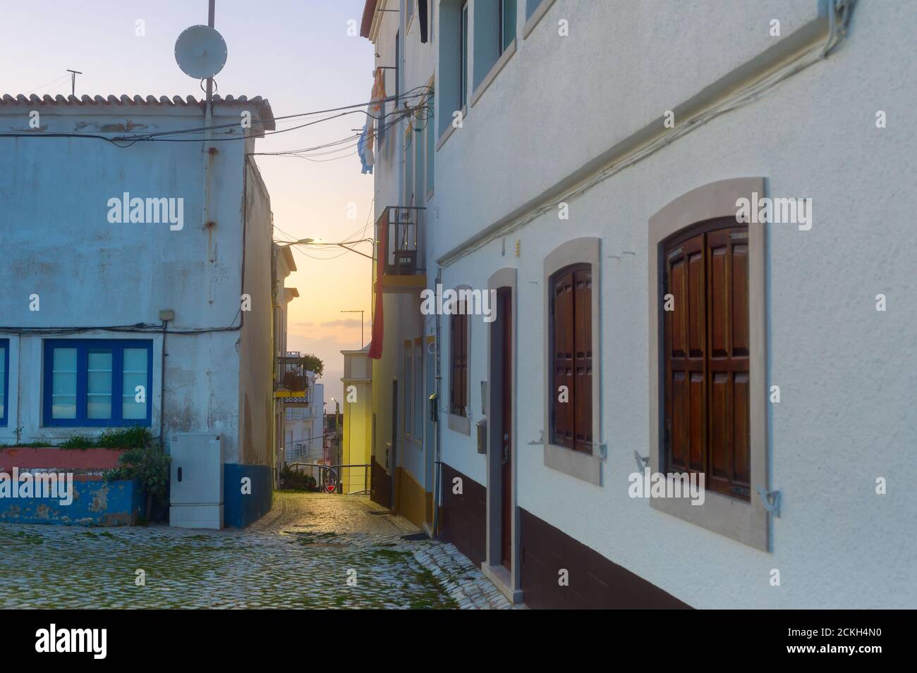 Empty street houses background hi-res stock photography and images - Alamy