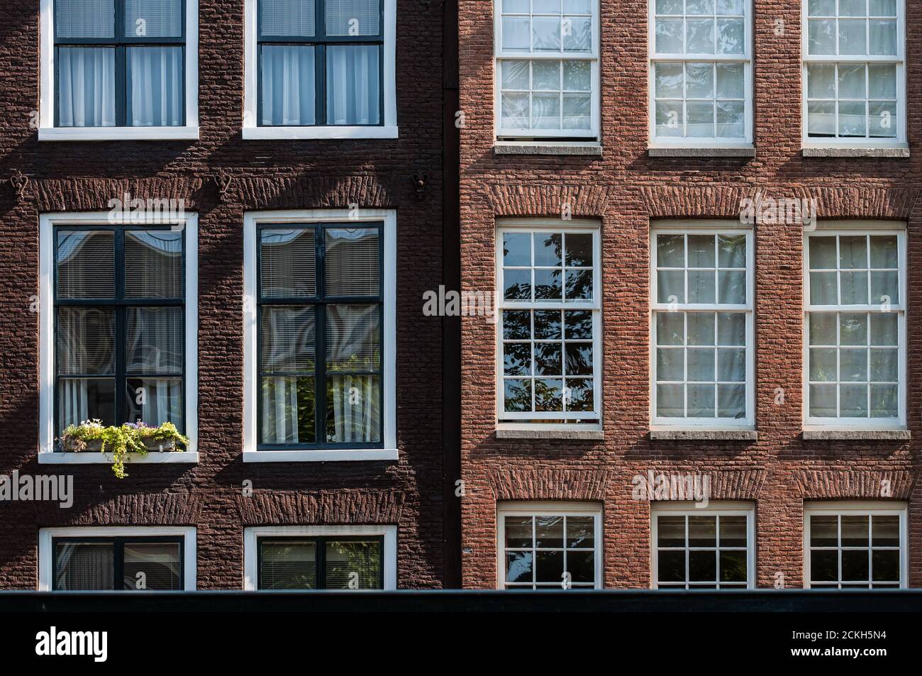 Parapet ledge hi-res stock photography and images - Alamy