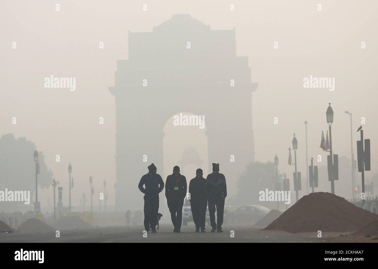 Delhi smog india gate hi-res stock photography and images - Alamy