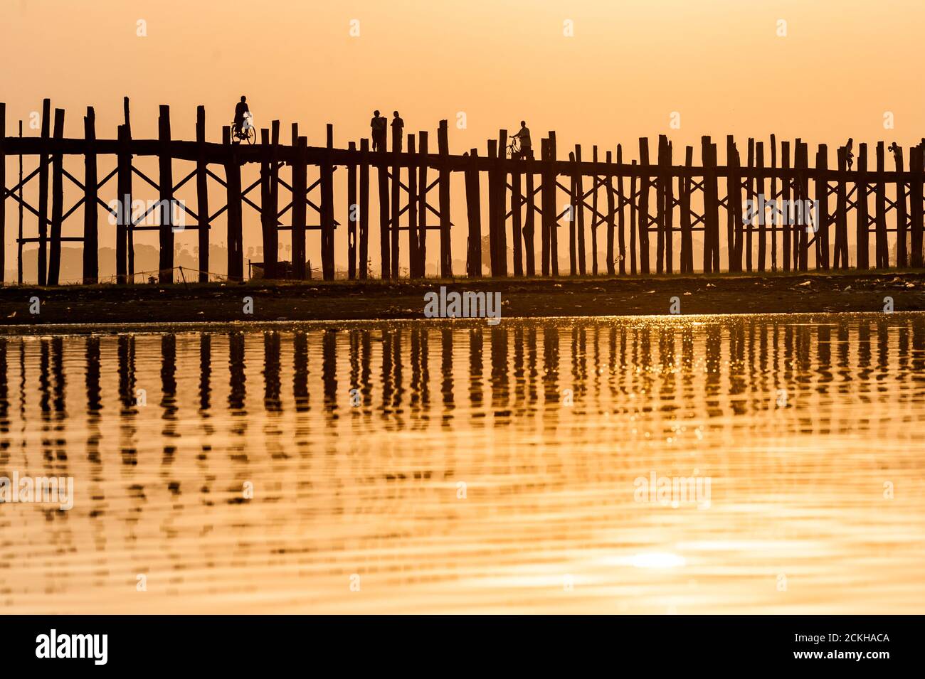 U pain bridge myanmar hi-res stock photography and images - Alamy