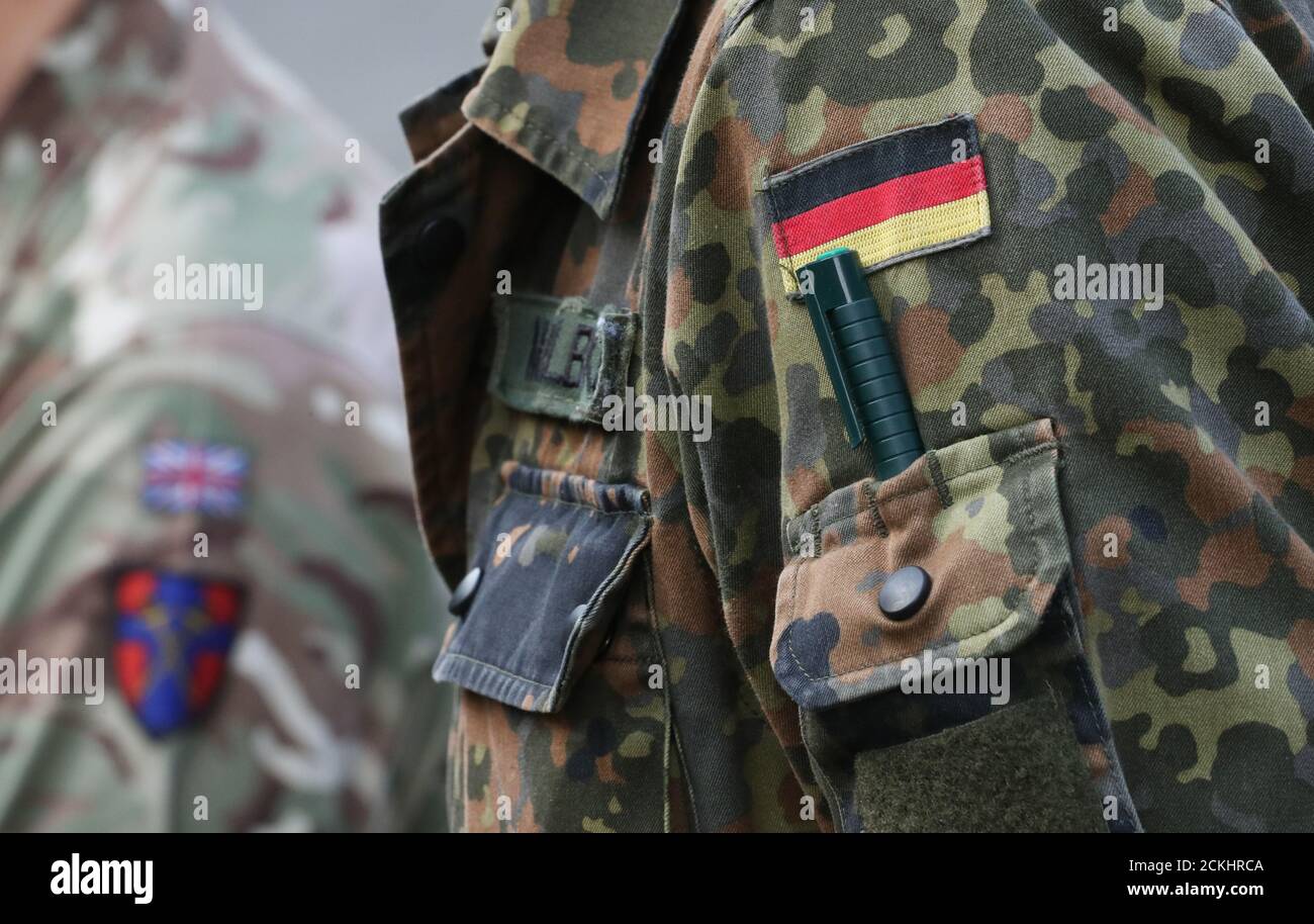 16 September 2020, North Rhine-Westphalia, Paderborn: A British colonel ...