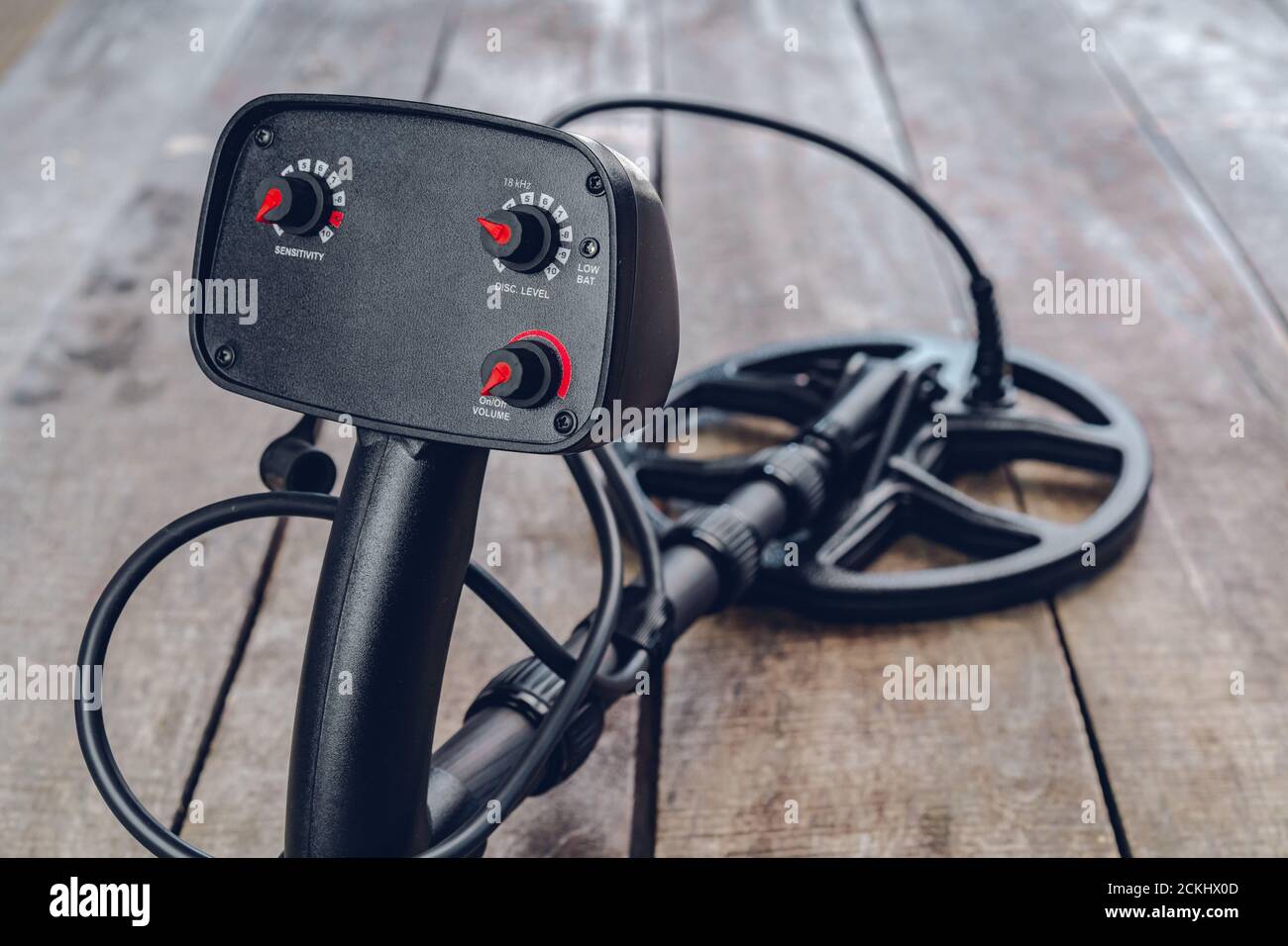 Metal detector tool on wooden board close up Stock Photo - Alamy