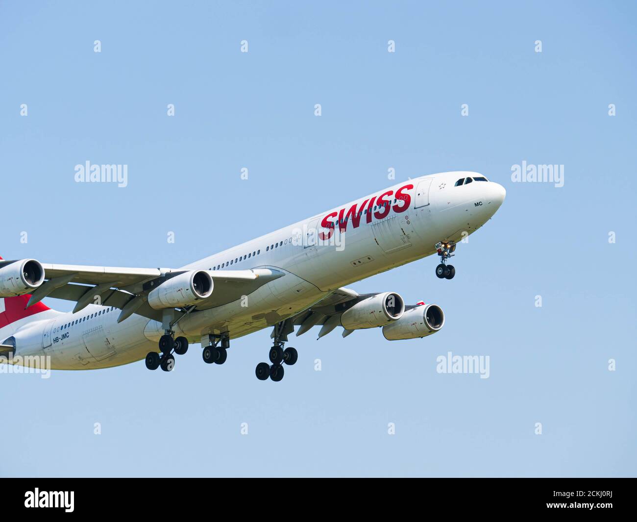 Airplane landing new york city hi-res stock photography and images - Alamy