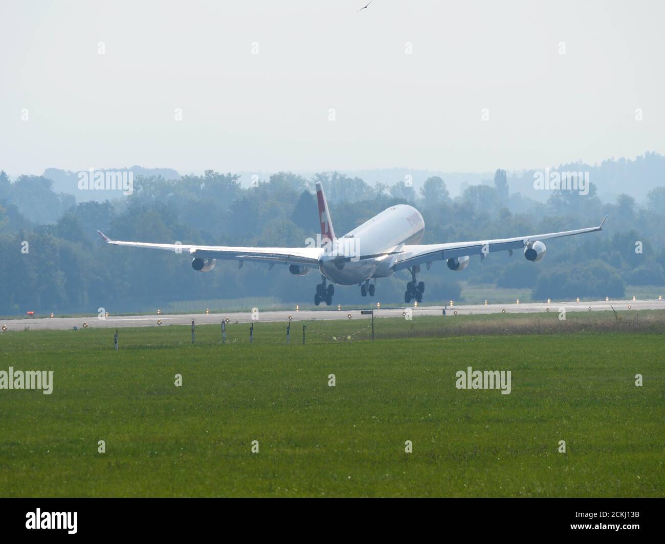 Airplane landing new york city hi-res stock photography and images - Alamy