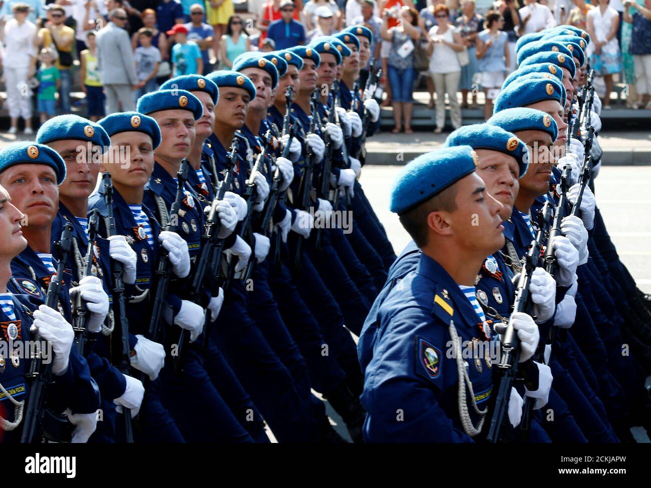 Russian paratroopers march during paratroopers hi-res stock photography ...