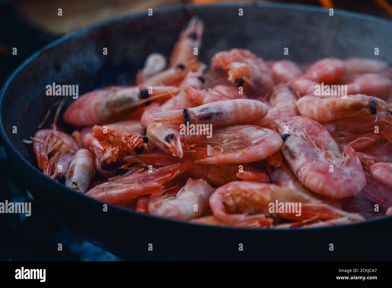 Fried Shrimp. Cooking shrimp in a skillet over a fire Stock Photo - Alamy
