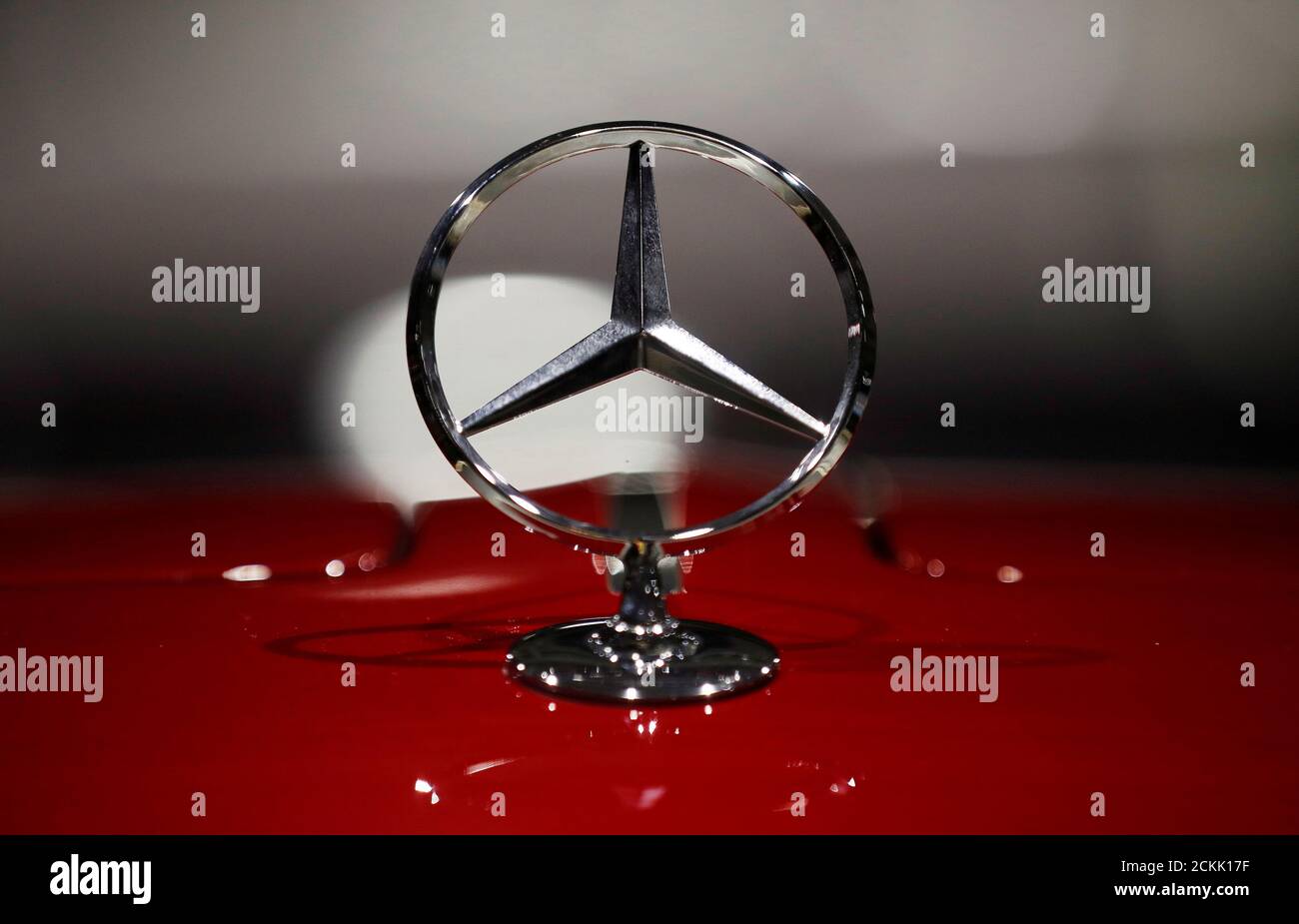 Maybach emblem hi-res stock photography and images - Alamy