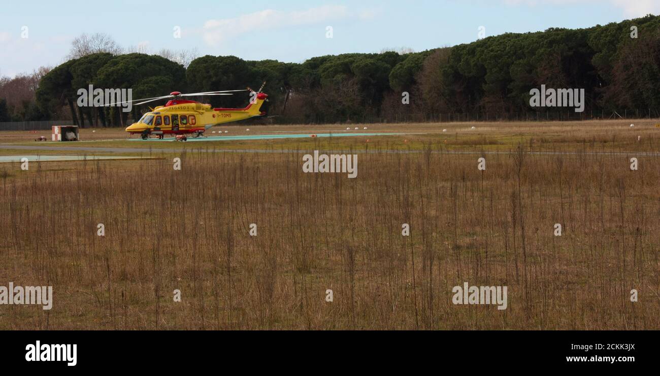 Black and yellow helicopter hi-res stock photography and images - Alamy