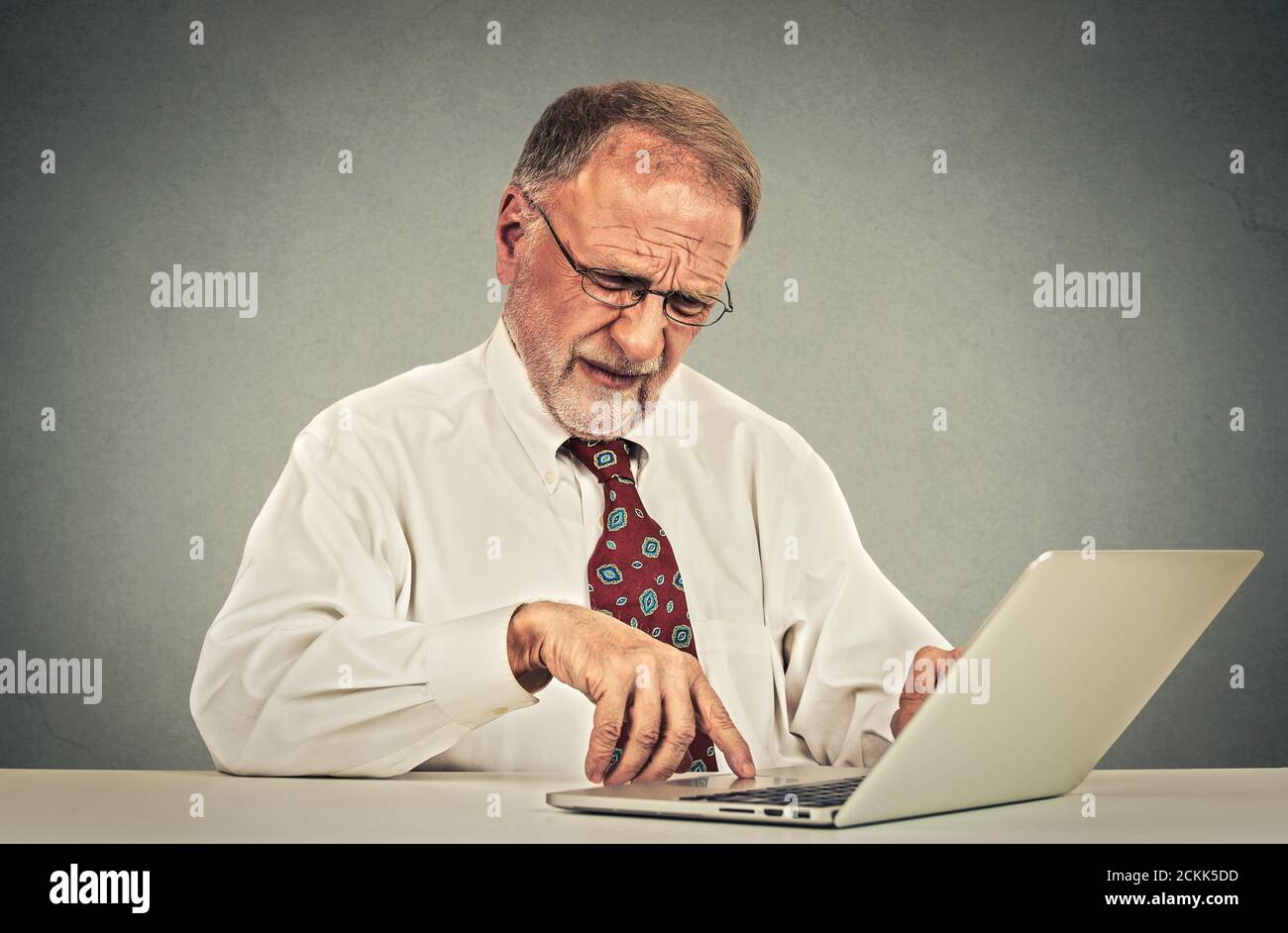 Old man confused computer hi-res stock photography and images - Alamy