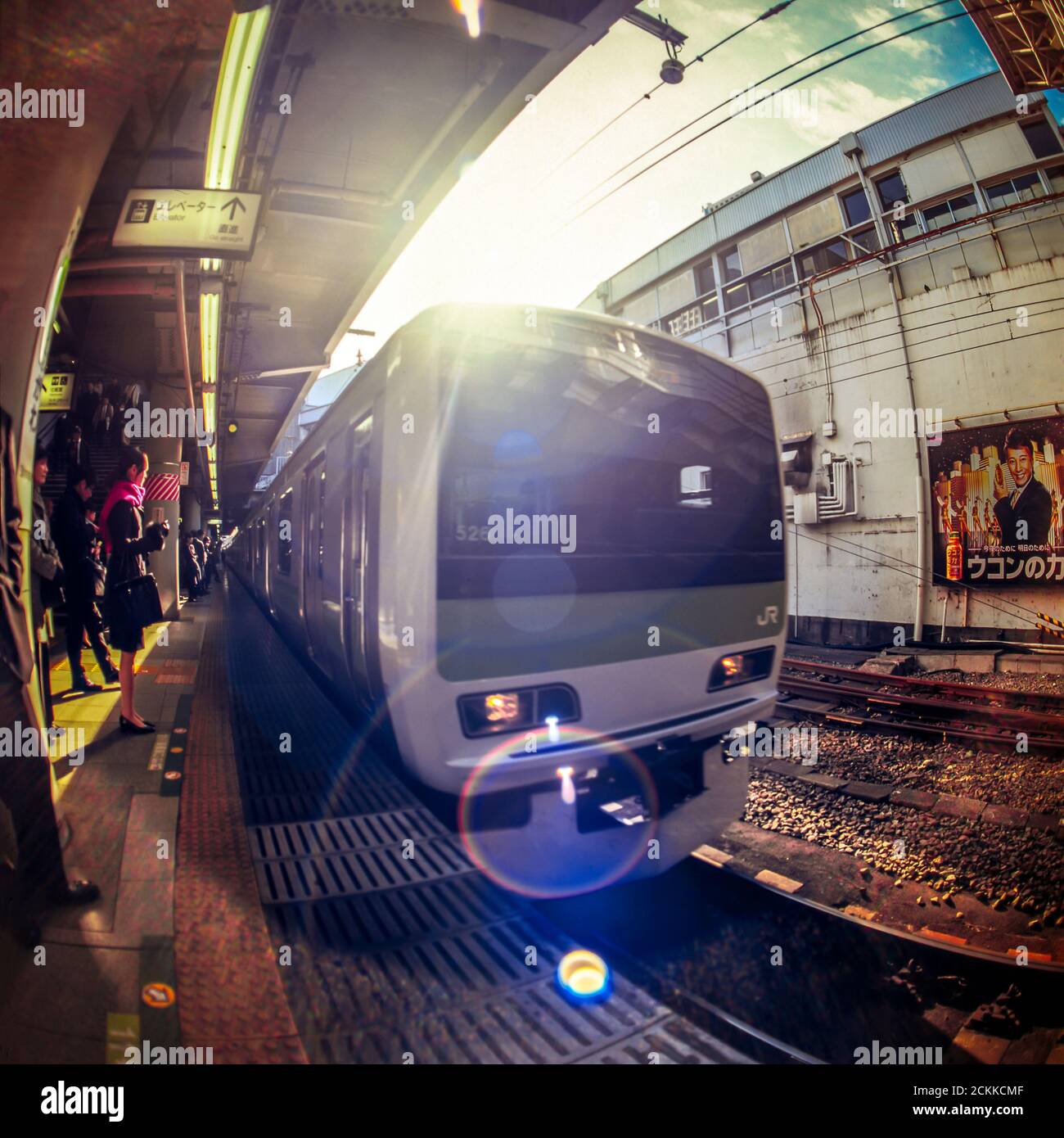 JR train approaching Shinagawa station in Tokyo Stock Photo - Alamy
