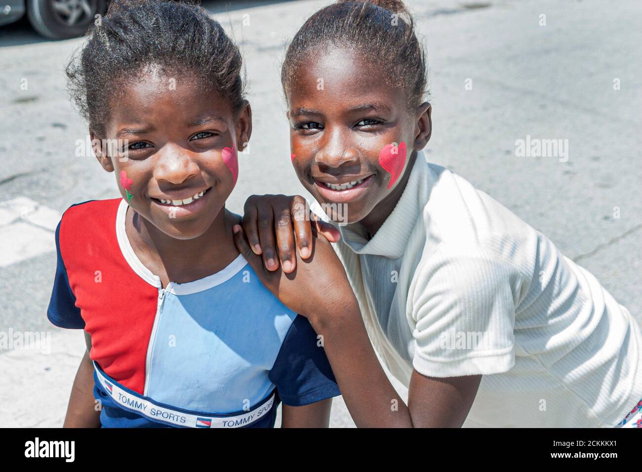 African female students outside hi-res stock photography and images - Alamy