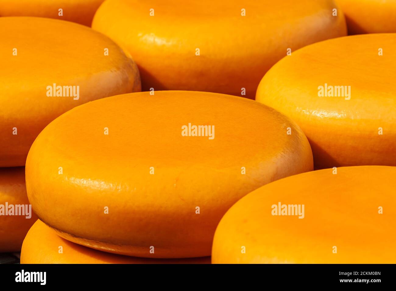 Piles of large round yellow Dutch cheese on a market Stock Photo - Alamy