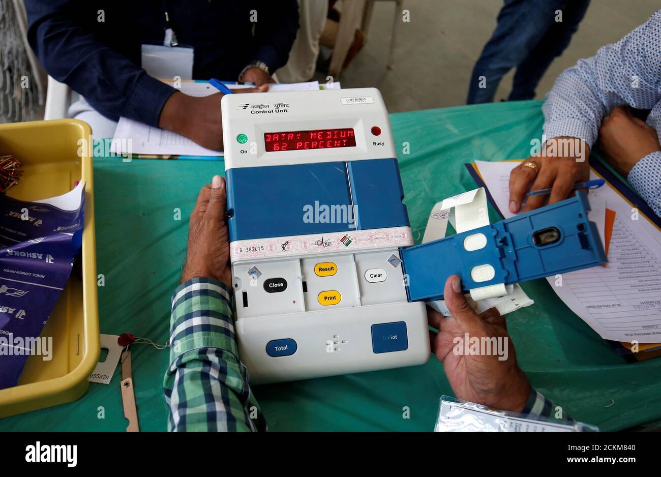 Vote machine 2019 hi-res stock photography and images - Alamy