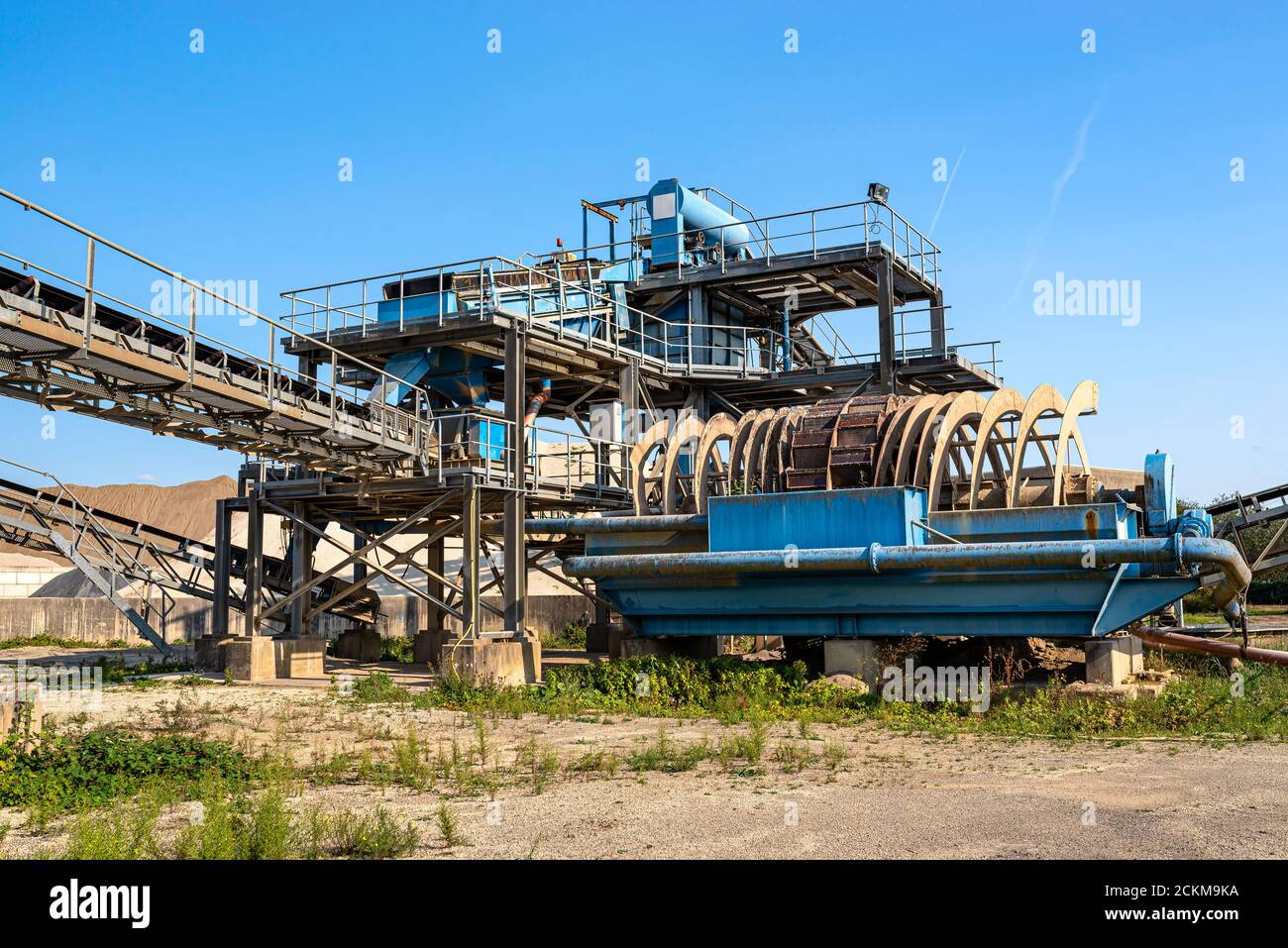 Cement mill sand dewatering machine and machine for transferring gravel ...