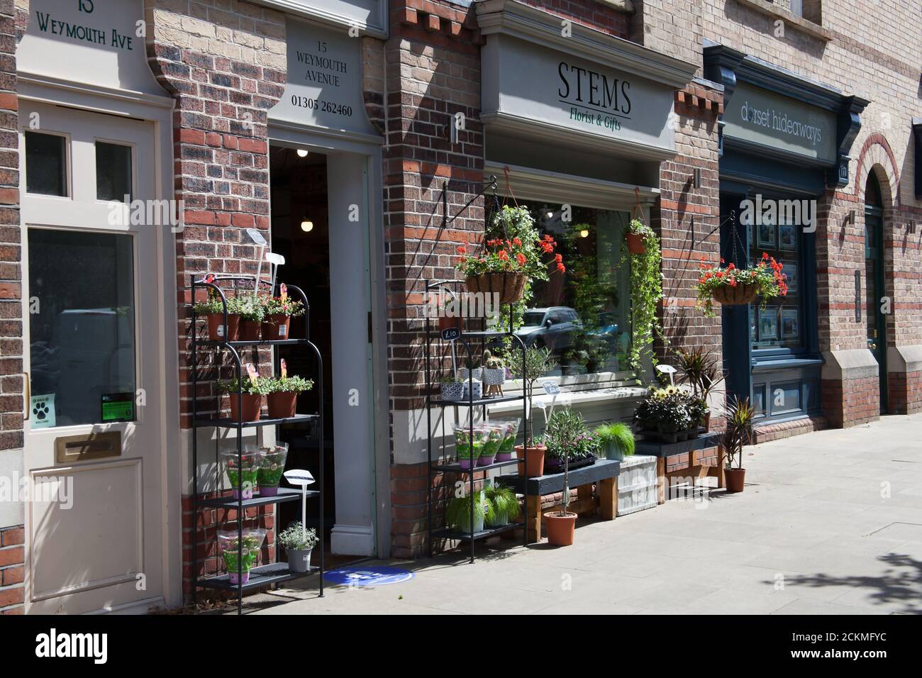 English florist shop front hi-res stock photography and images - Alamy