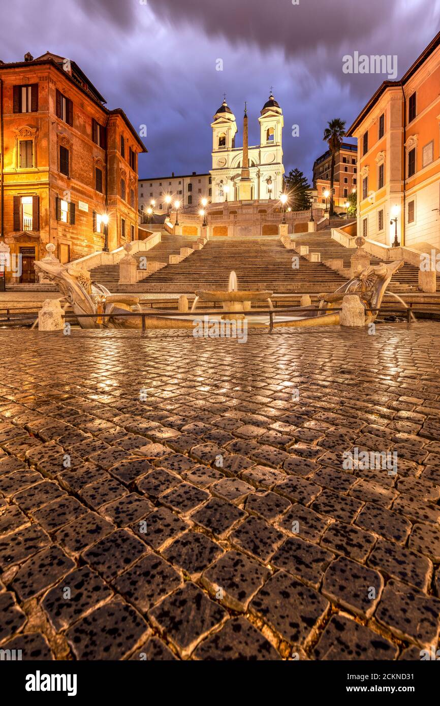 Night piazza hi-res stock photography and images - Alamy