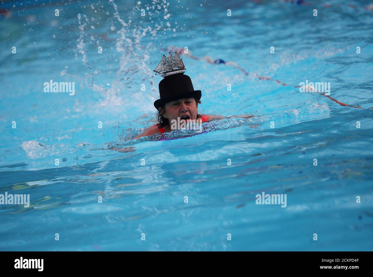 Tooting bec cold water swimming championships hi-res stock photography ...