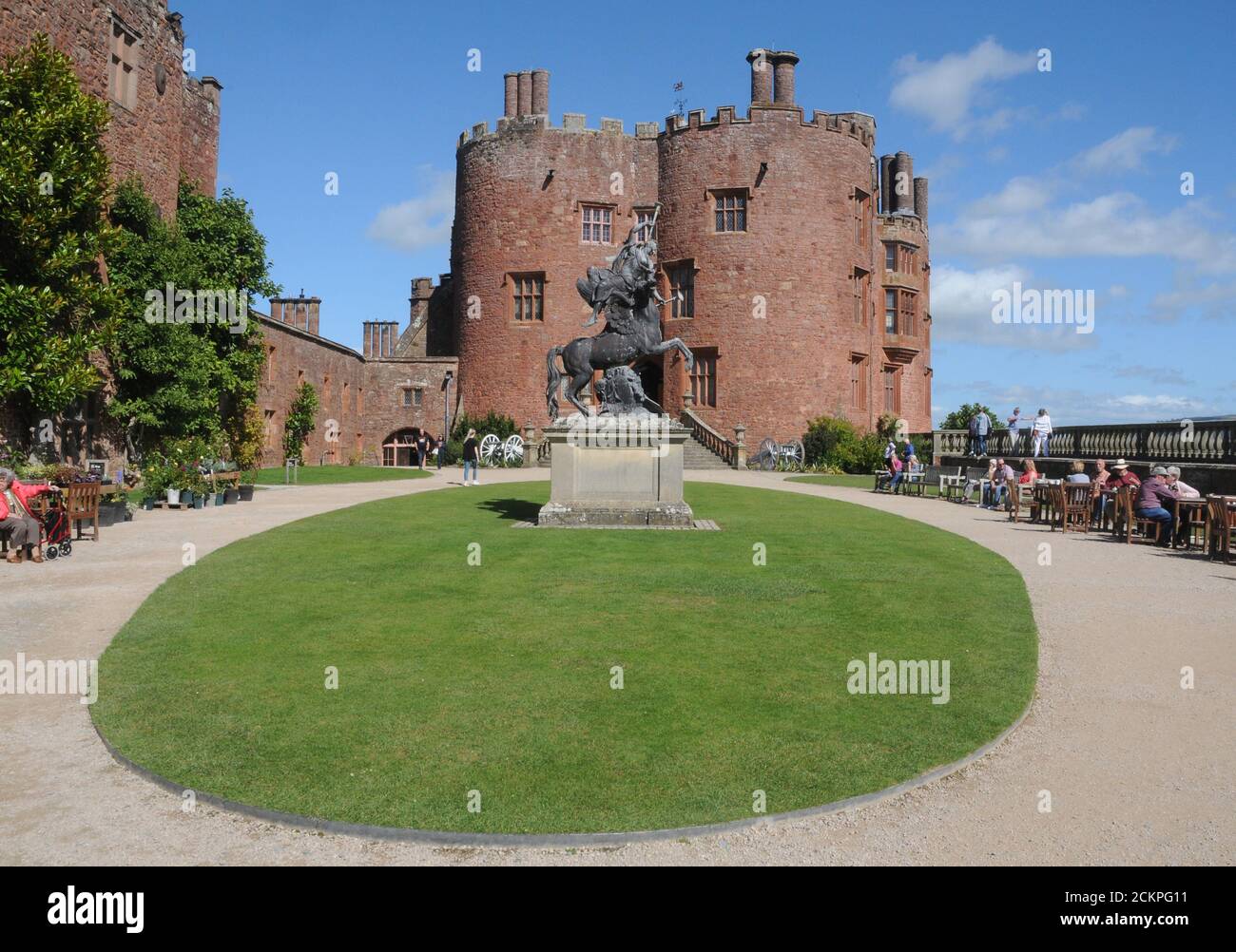 Gian yew topiary hi-res stock photography and images - Alamy