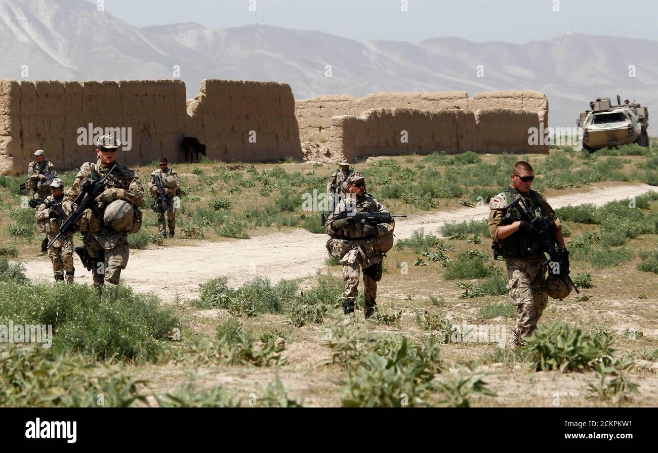 Qrf soldiers hi-res stock photography and images - Alamy