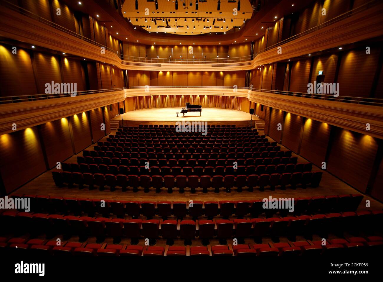 National university of singapore hall hi-res stock photography and ...