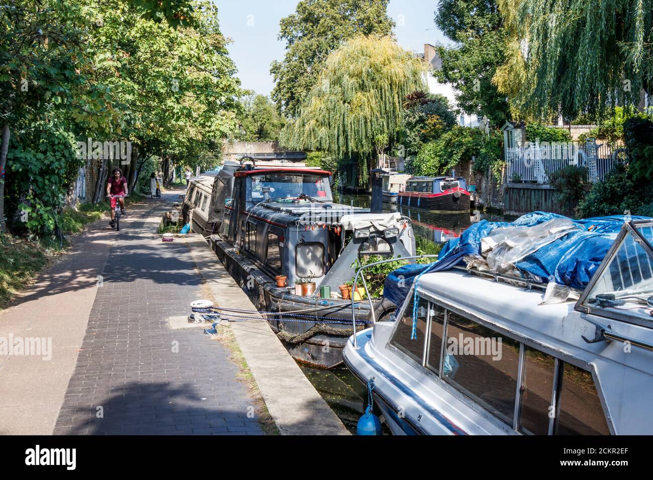 Boats moored on the Primrose Hill area of Regent's Canal, London, UK ...