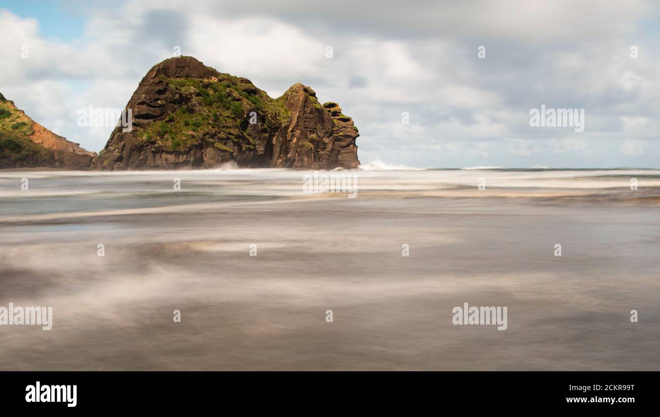 Long exposure image of Piha beach showing the movement of waves Stock ...