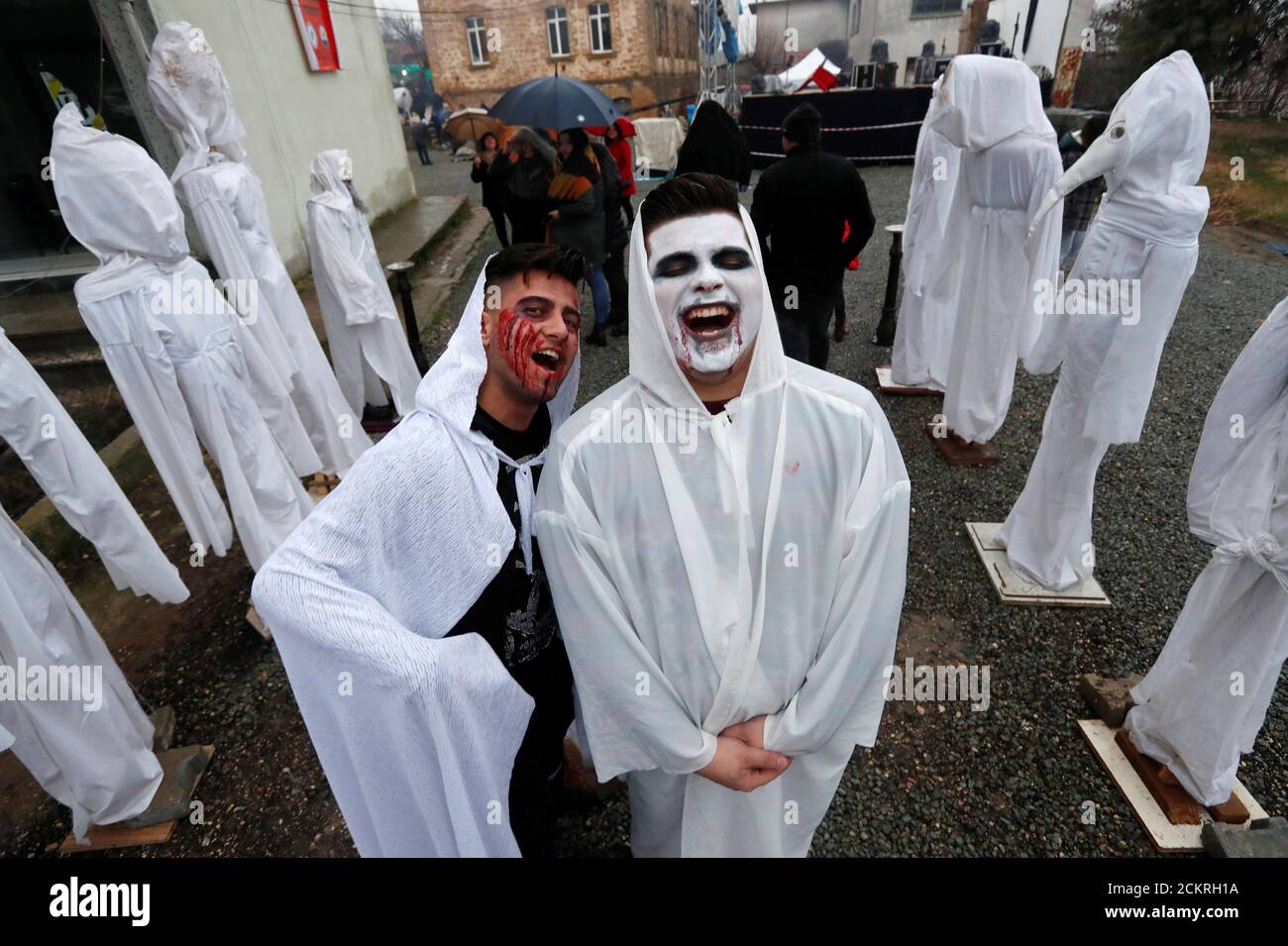Scary pose hi-res stock photography and images - Alamy