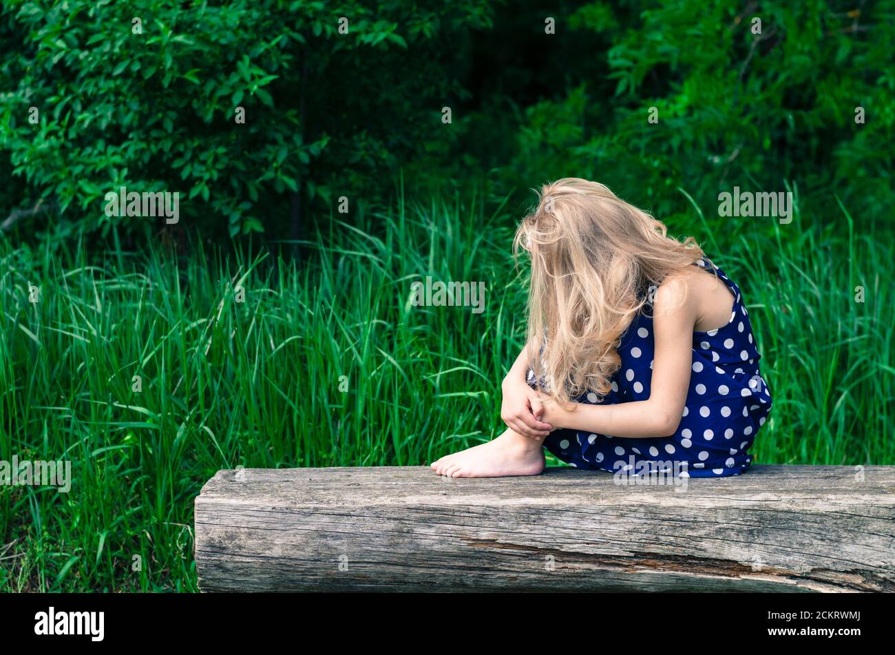 Girl rear view park bench hi-res stock photography and images - Alamy