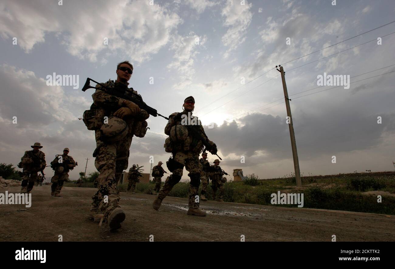 Qrf soldiers hi-res stock photography and images - Alamy
