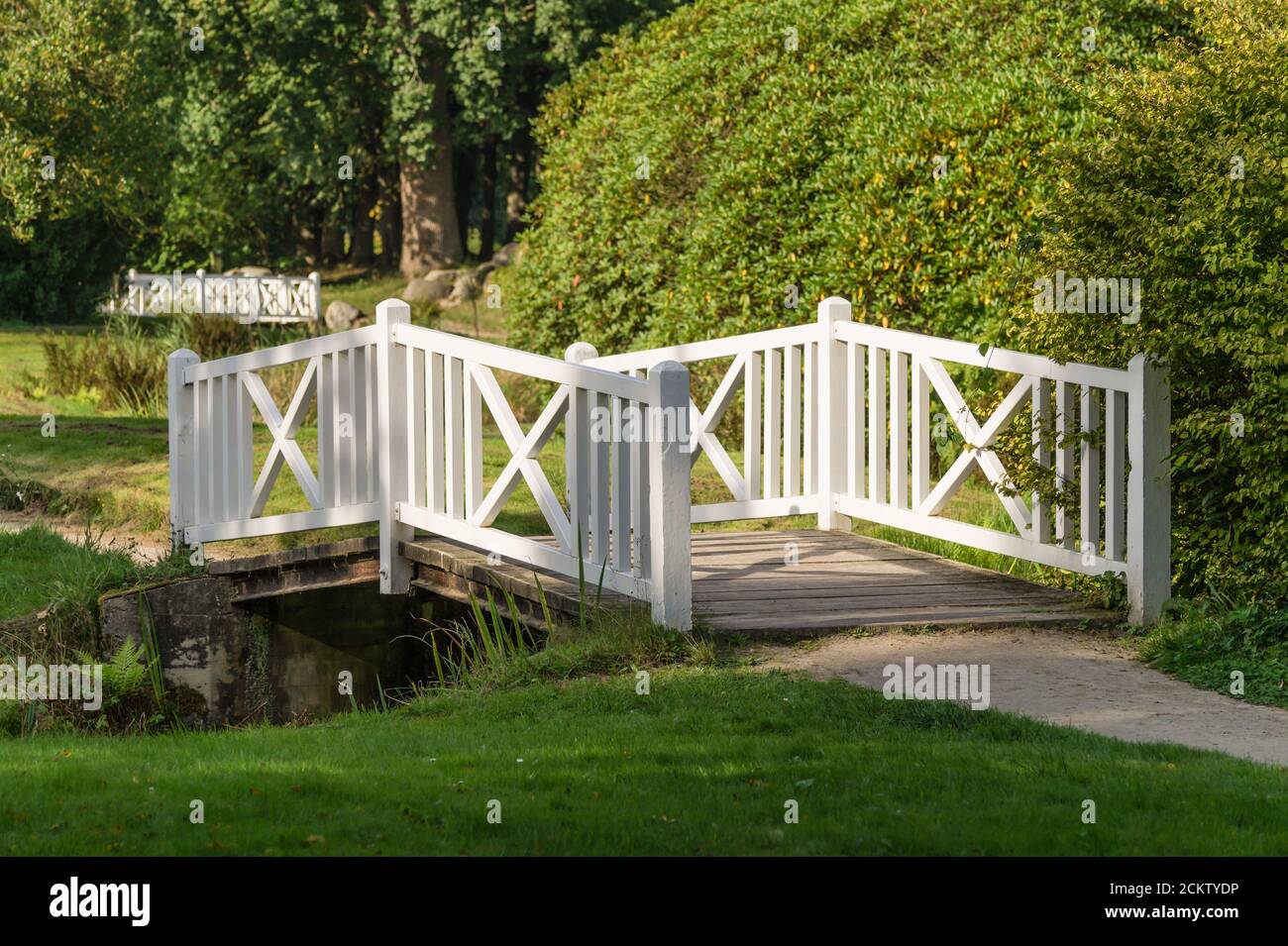 White bridge in garden hi-res stock photography and images - Alamy