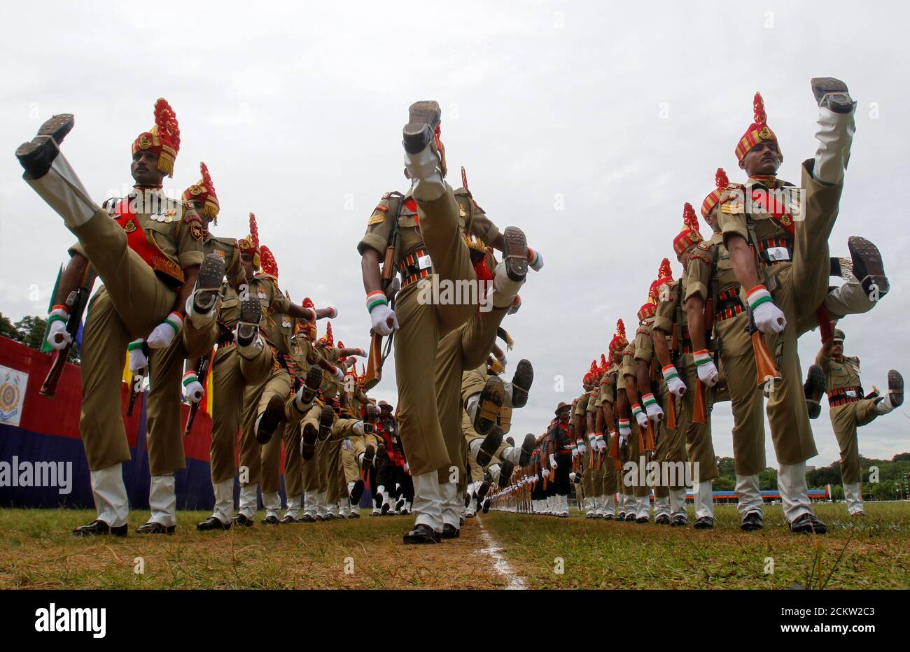 India's border security force soldiers hi-res stock photography and ...