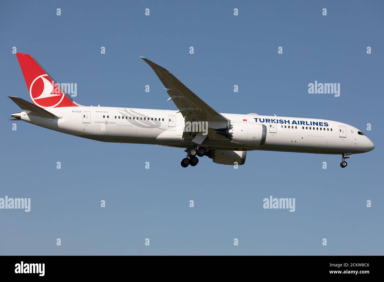 An Turkish Airlines Boeing 787 lands at London Heathrow Airport ...