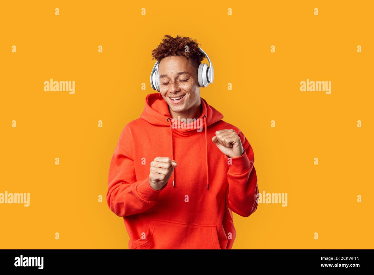 Smile listening hi-res stock photography and images - Alamy