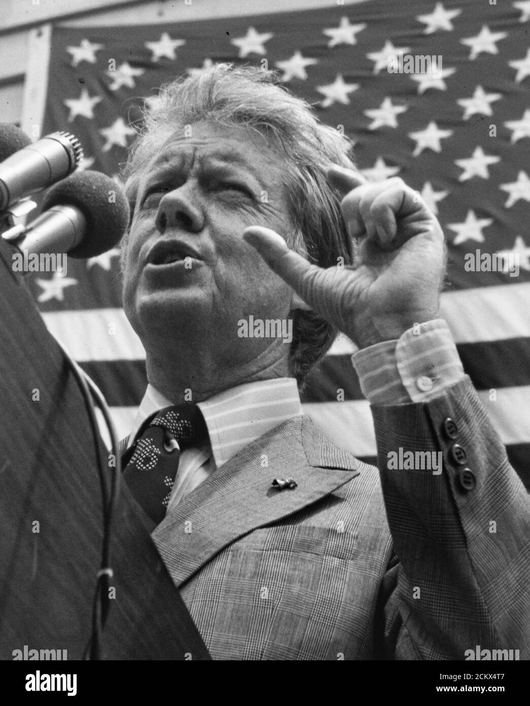 Democratic president candidate Georgia Governor Jimmy Carter speaks to ...