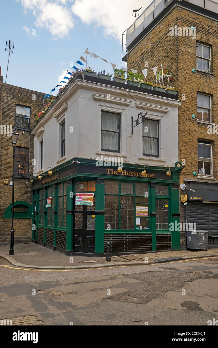 The horseshoe pub clerkenwell london Stock Photo - Alamy