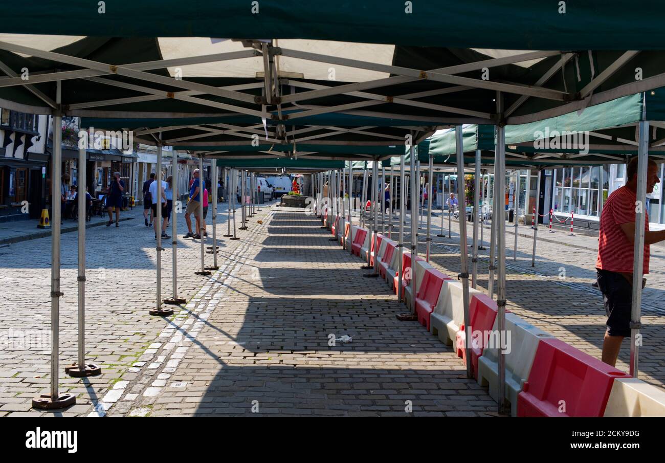 Empty market stalls hi-res stock photography and images - Alamy