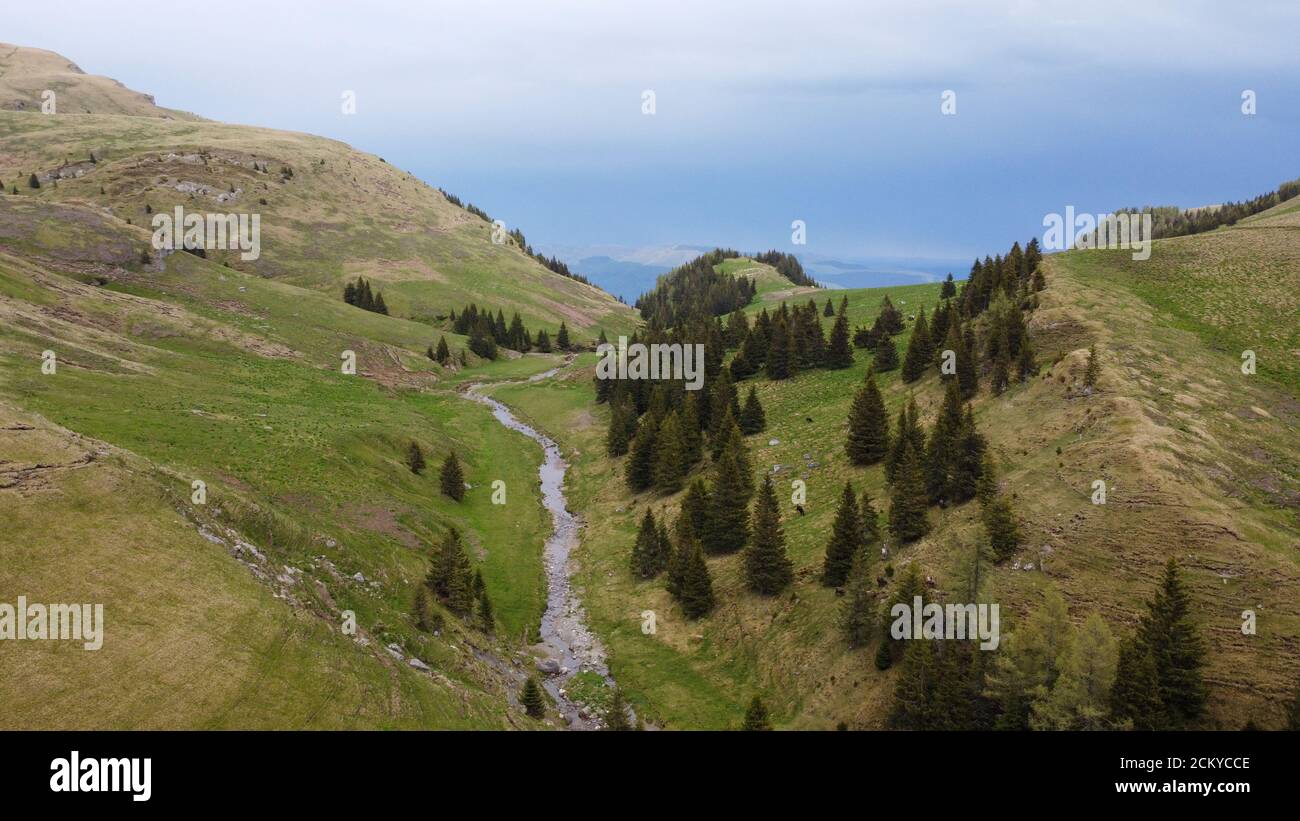 Edge of a mountain hi-res stock photography and images - Alamy