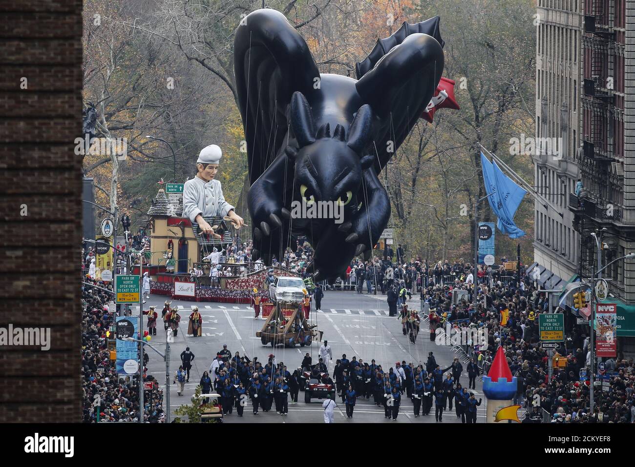 Toothless the dragon balloon hi-res stock photography and images - Alamy