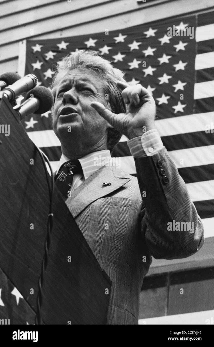 Democratic president candidate Georgia Governor Jimmy Carter speaks to ...