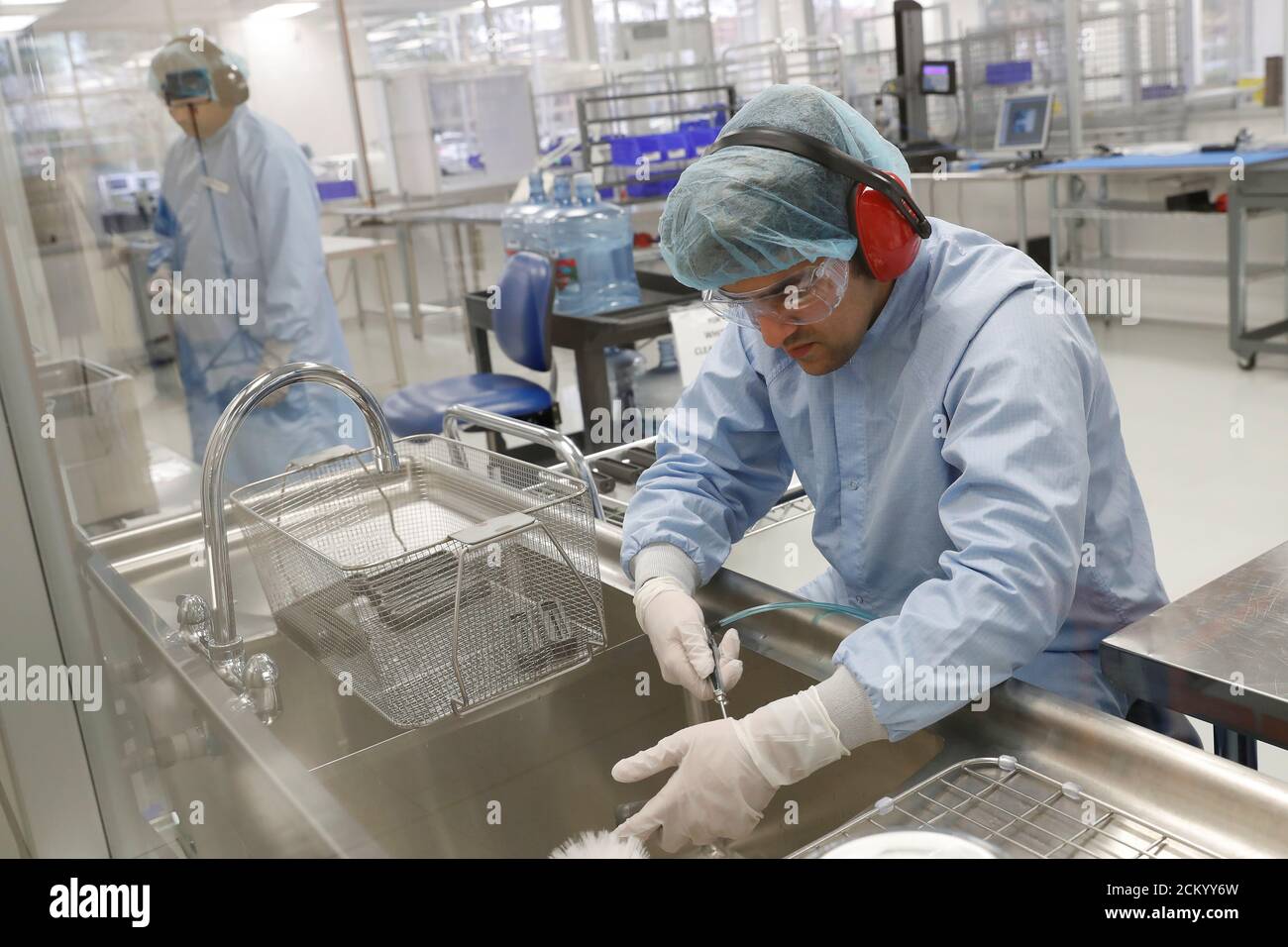 Clean room manufacturing hi-res stock photography and images - Alamy