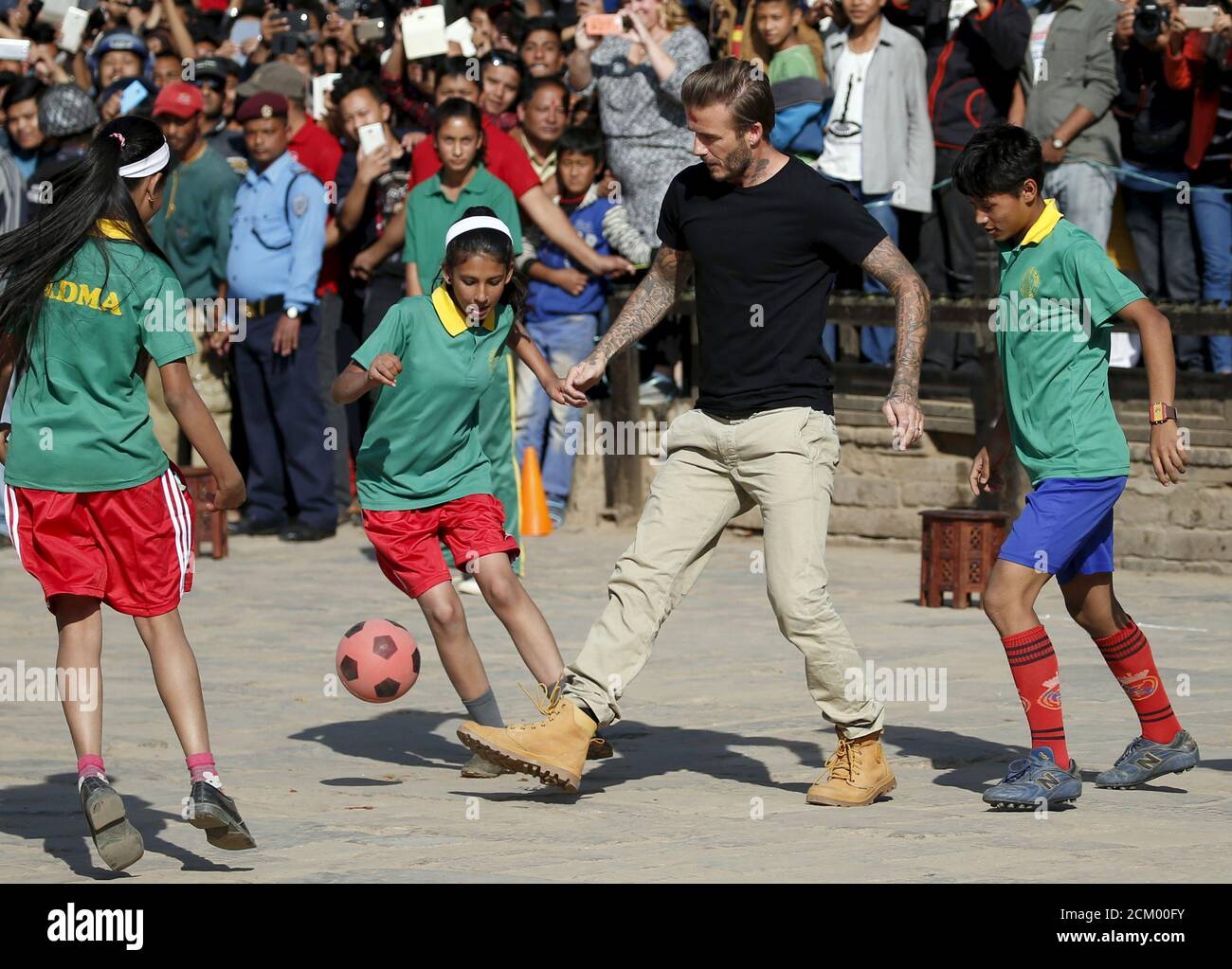 David beckham ball 2015 hi-res stock photography and images - Alamy