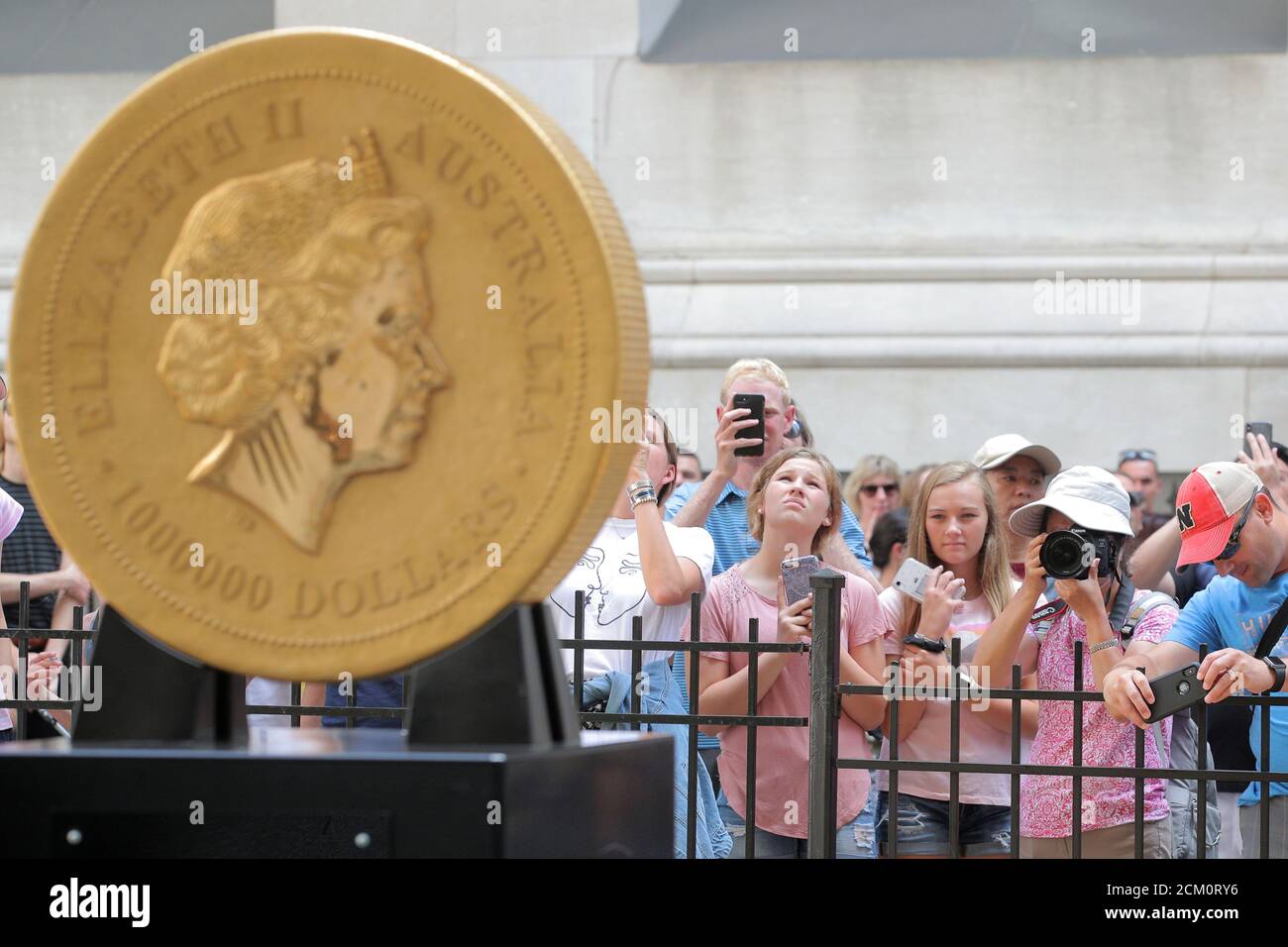 Kangaroo one tonne gold coin hi-res stock photography and images - Alamy