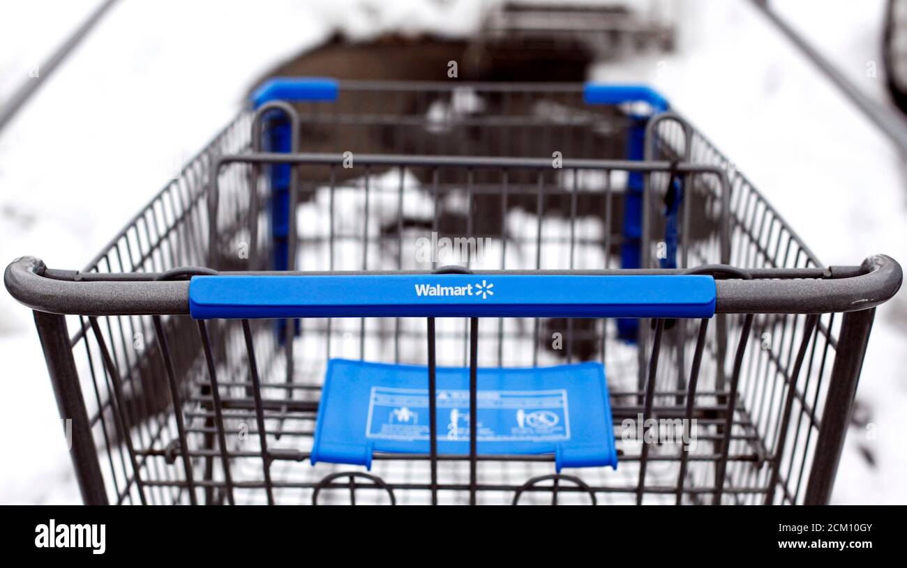 Walmart shopping cart hi-res stock photography and images - Alamy