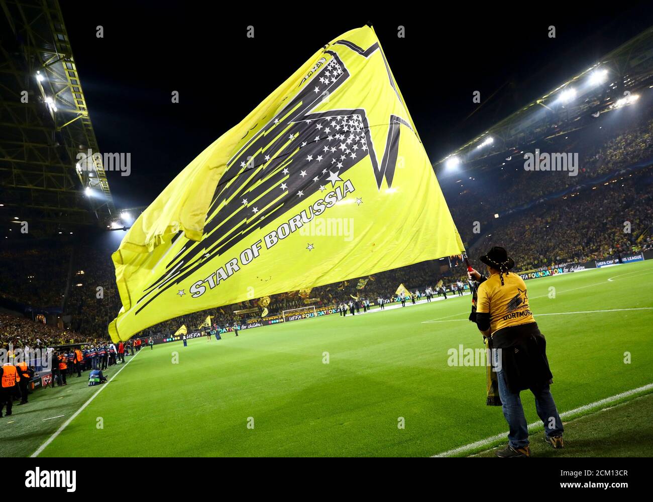Borussia dortmund fans cheer before hi-res stock photography and images ...