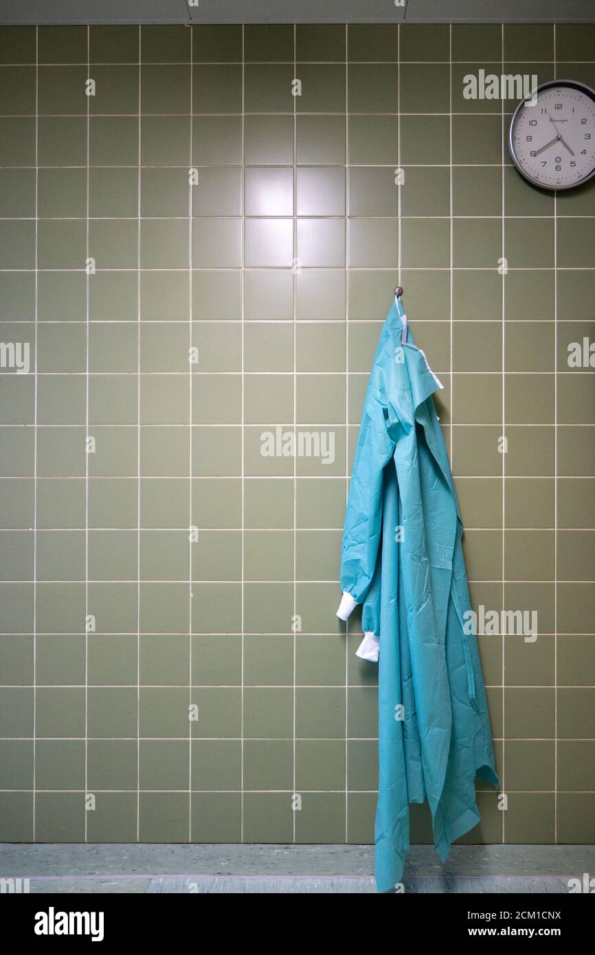Green surgical gown hi-res stock photography and images - Alamy